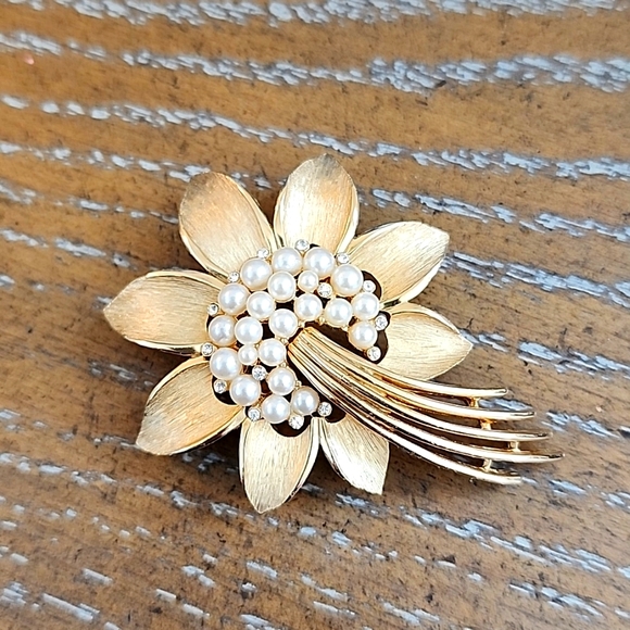 Trifari | Jewelry | 6s Crown Trifari Goldtone Faux Pearl Rhinestone ...